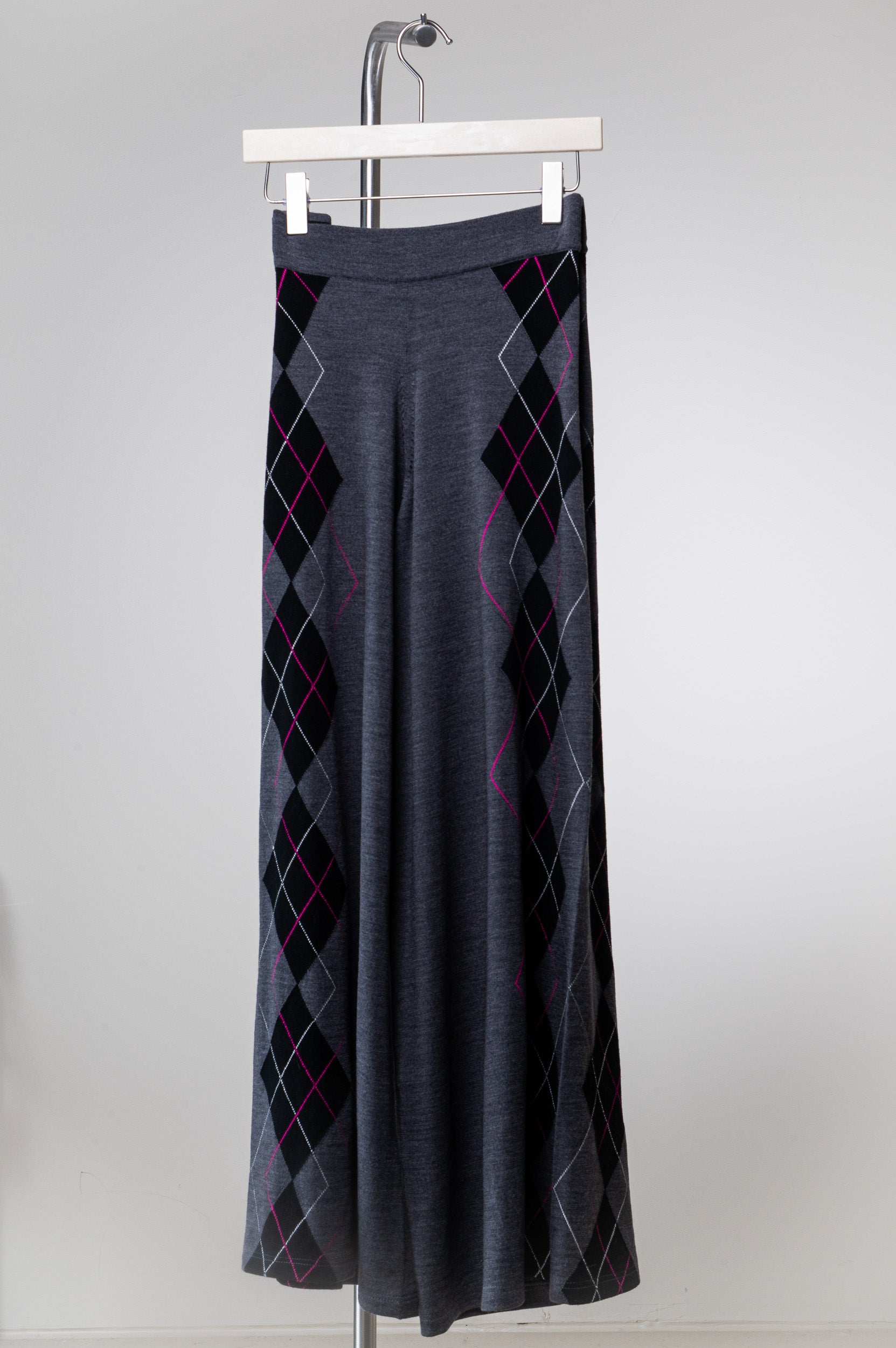 Grey And Pink Diamond Pattern Pant – So Over It Luxury Consignment